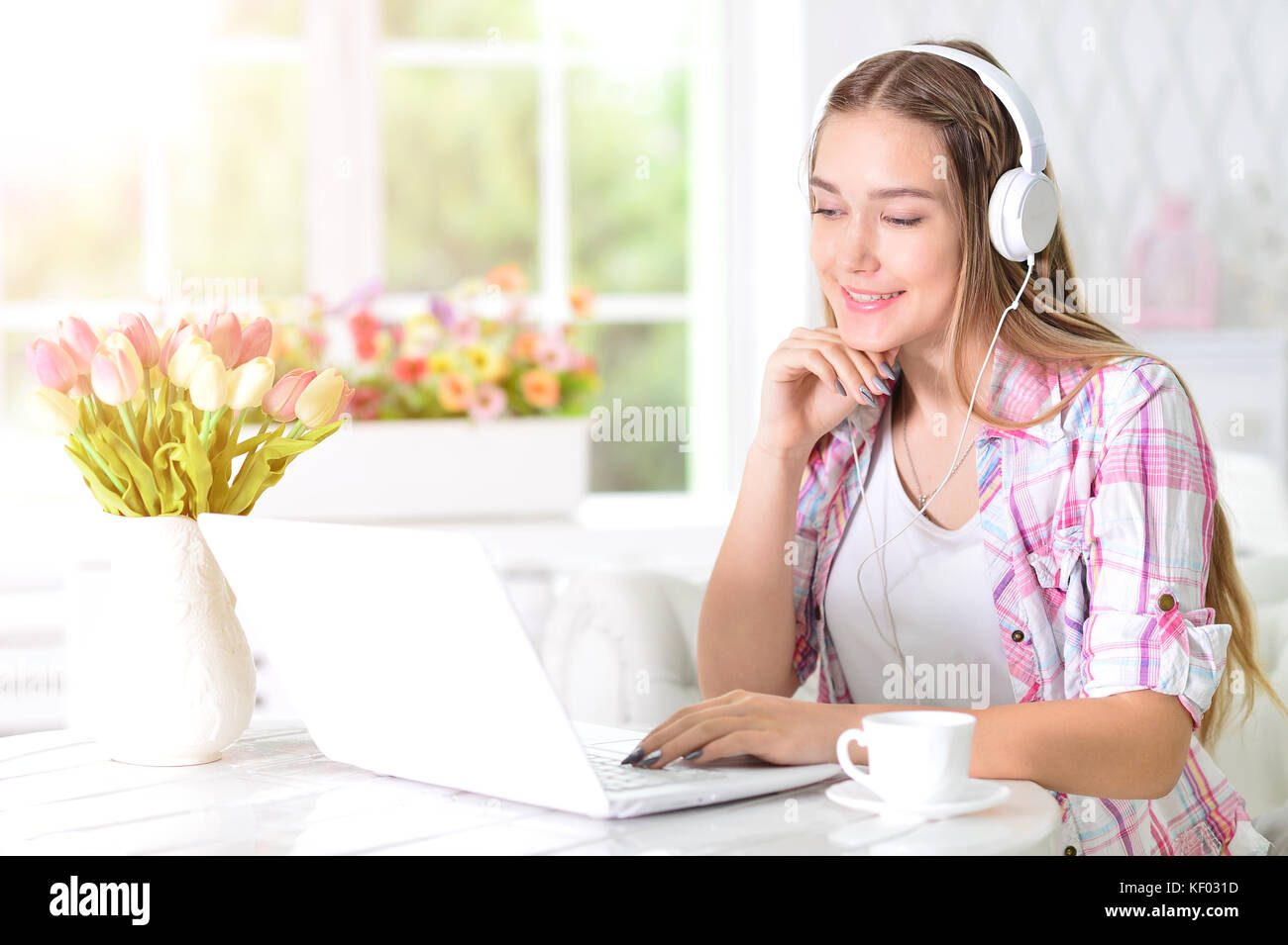 Teen girl using laptop Stock Photo - Alamy