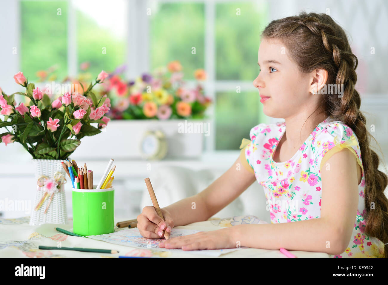girl drawing at home Stock Photo - Alamy