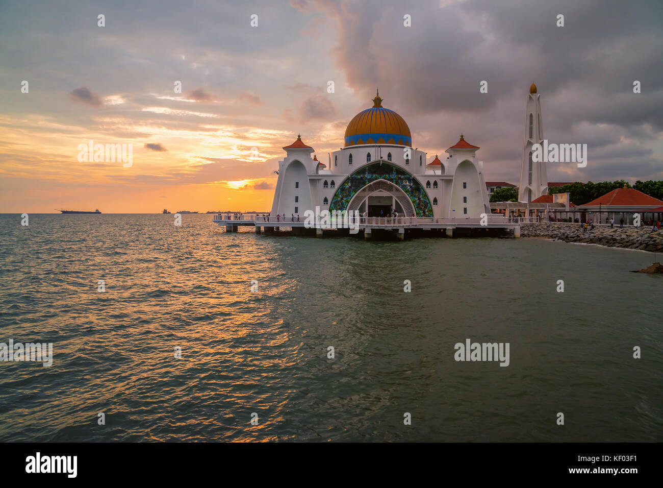 Beautiful sunset over the mosque, Malacca Straits Floating Mosque ...