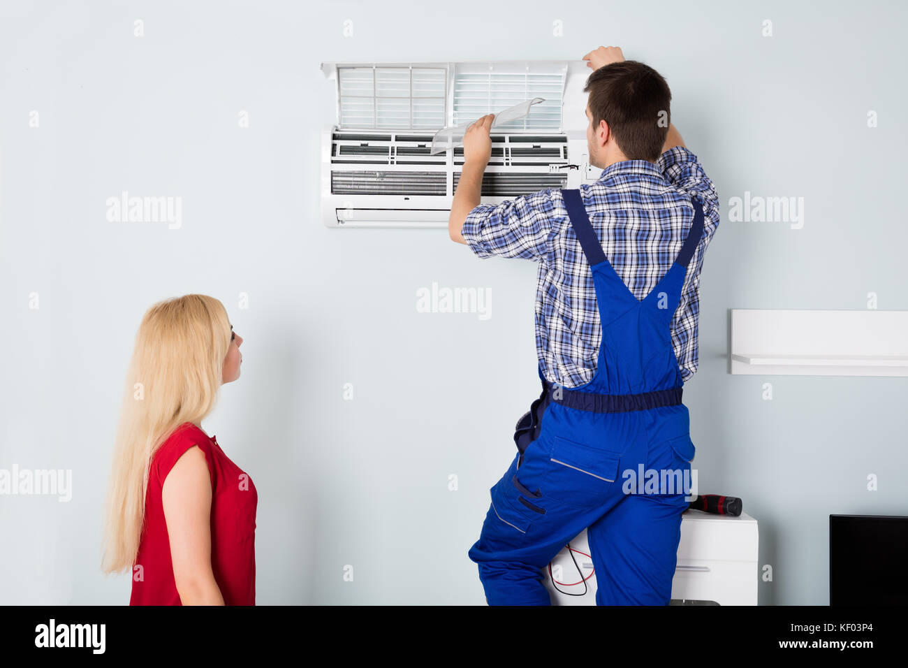 Ac technician at work hi-res stock photography and images - Alamy