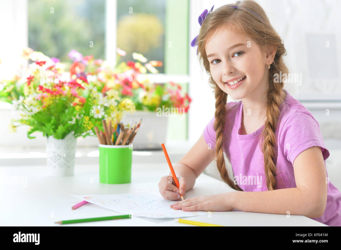 girl drawing at home Stock Photo - Alamy
