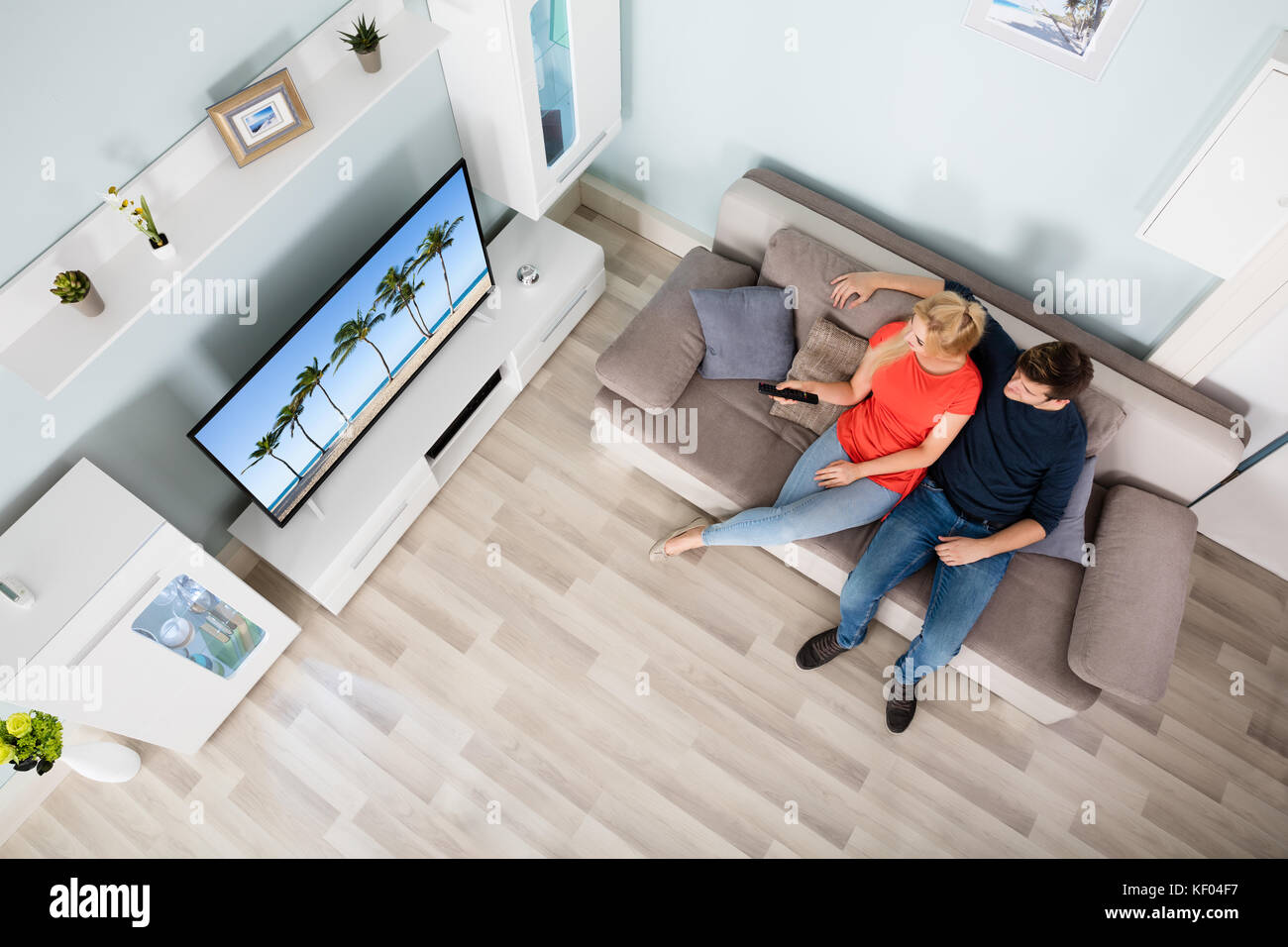 Couple couch tv hi-res stock photography and images - Alamy