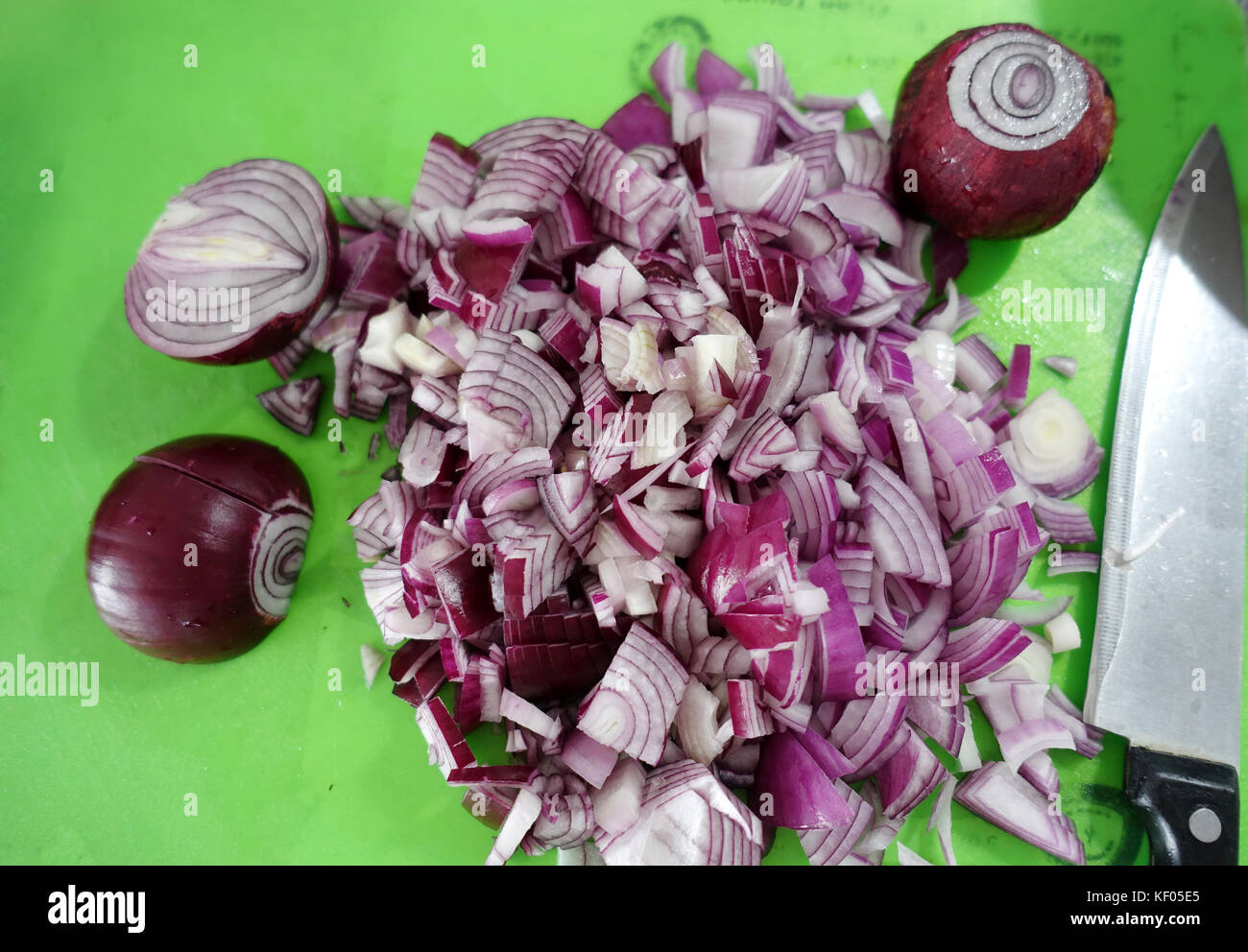 Cutting red onions hi-res stock photography and images - Alamy