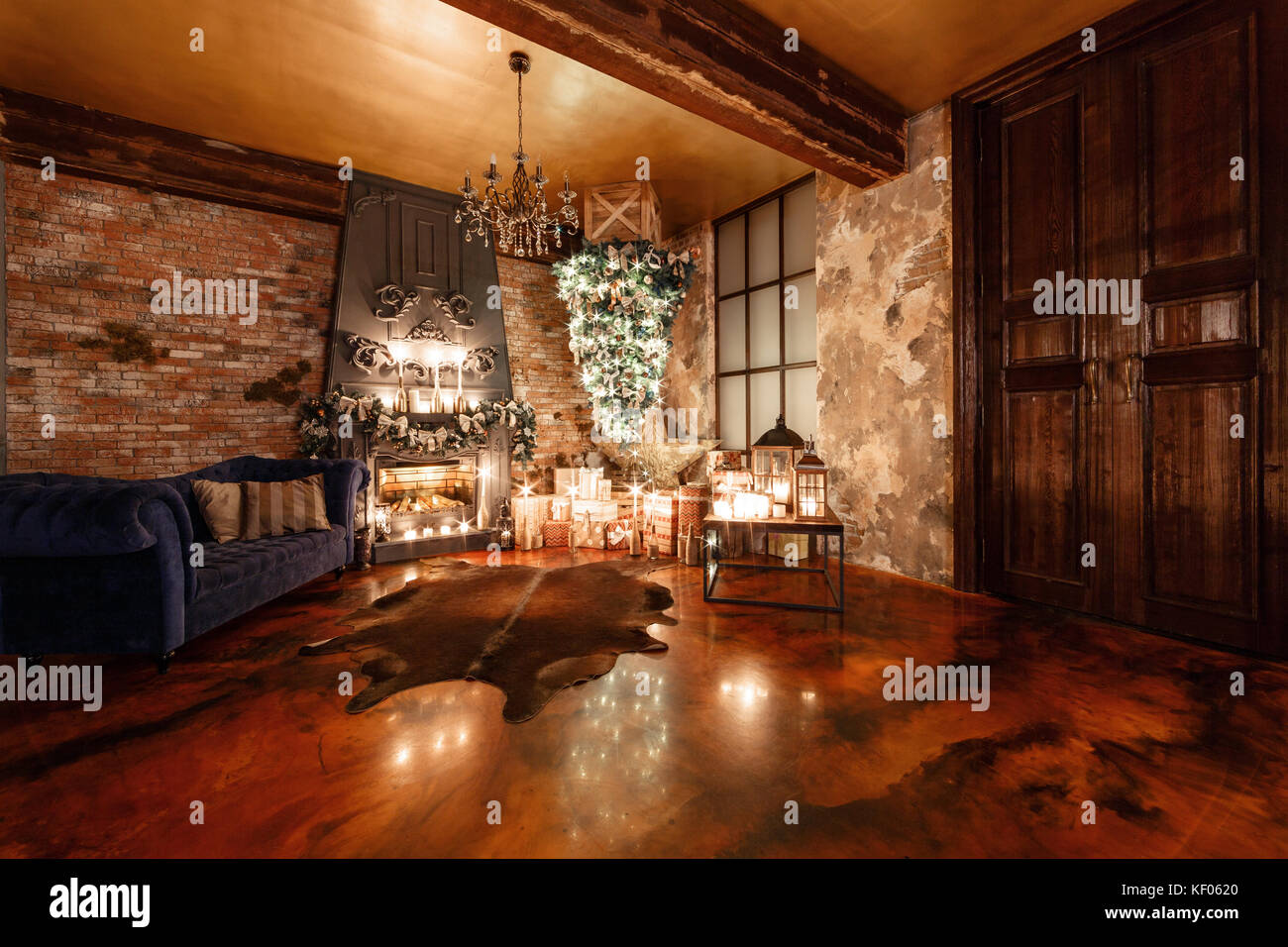 Upside down christmas tree hi-res stock photography and images - Alamy