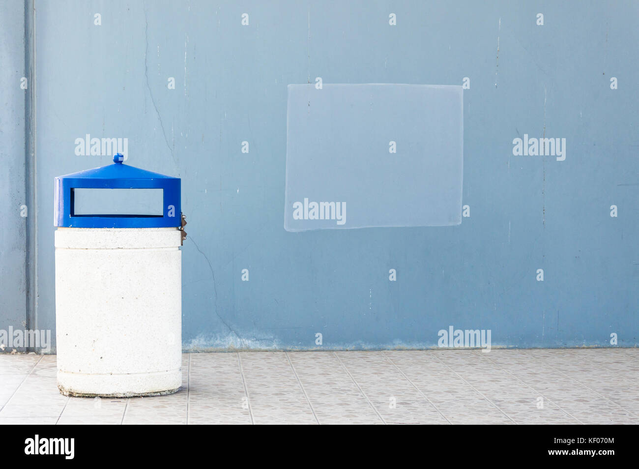 Empty dust bin hi-res stock photography and images - Alamy