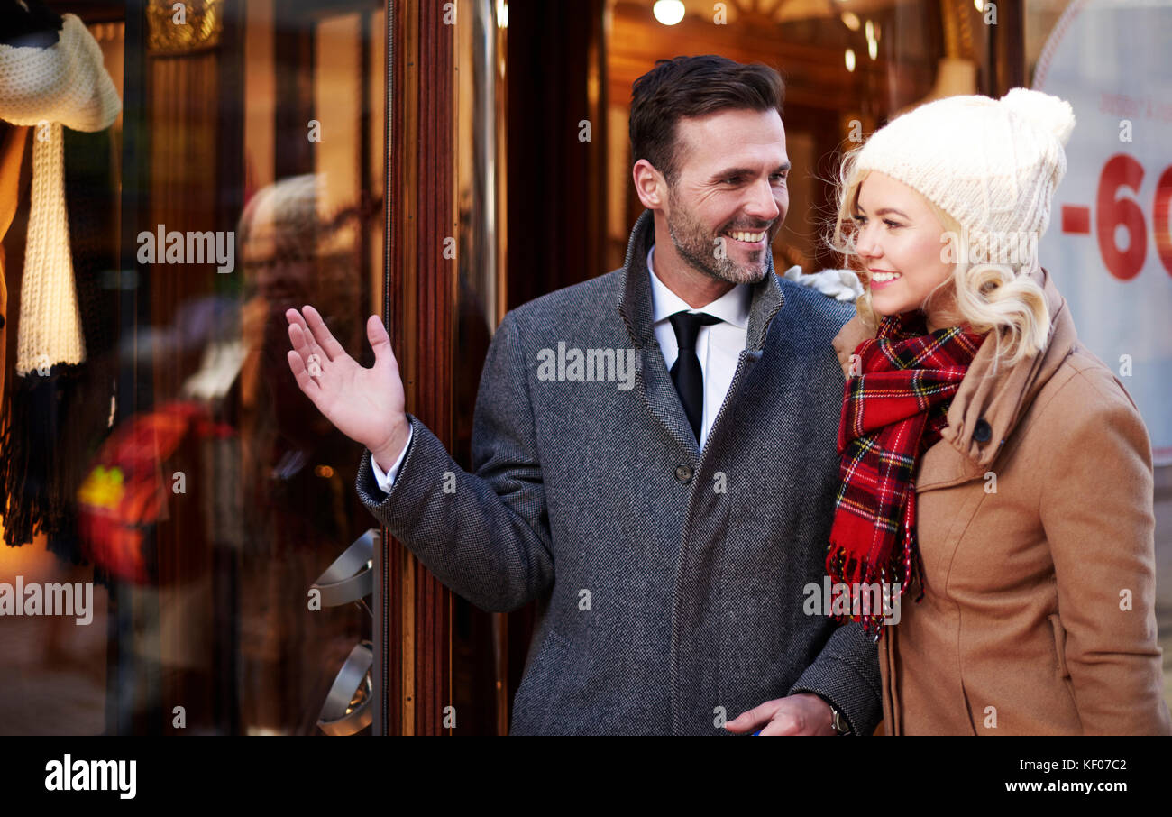 Outside shopping mall hi-res stock photography and images - Alamy