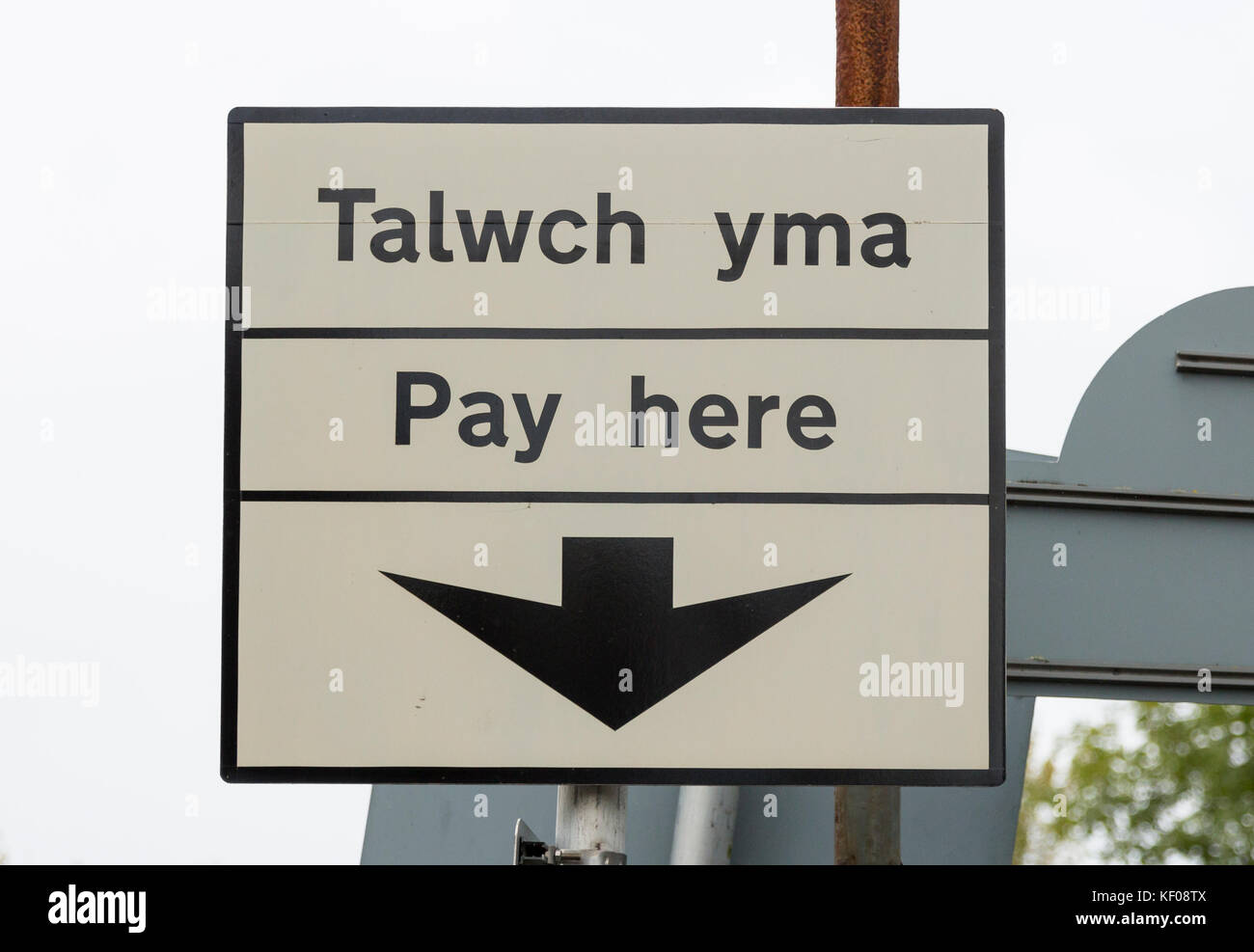 bilingual sign Pay Here Stock Photo - Alamy