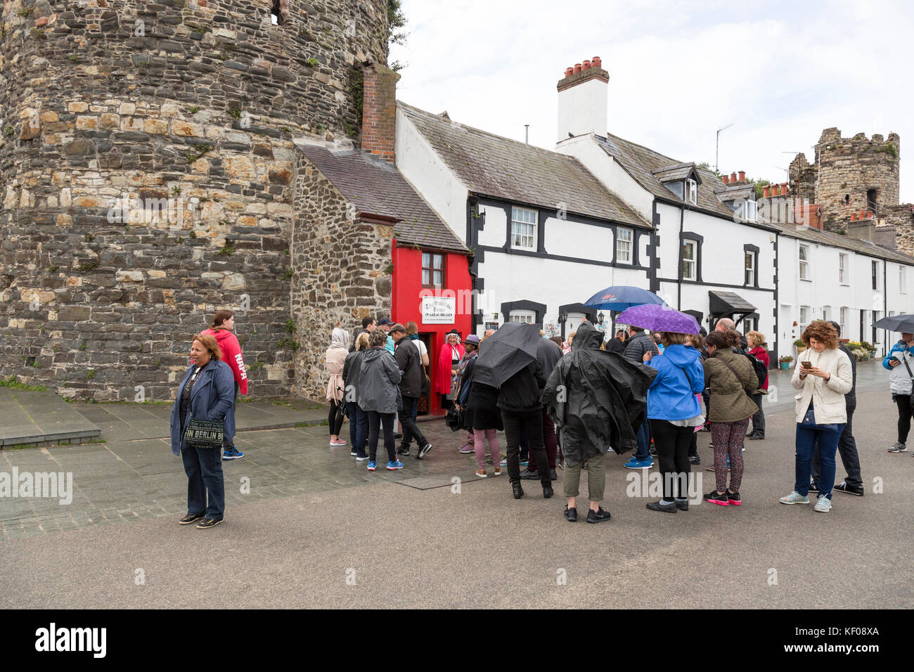 tourist queue outside Britains smallest house, Quay House, Conwy Stock ...