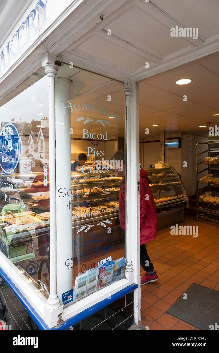 Bakery window bread display hi-res stock photography and images - Alamy