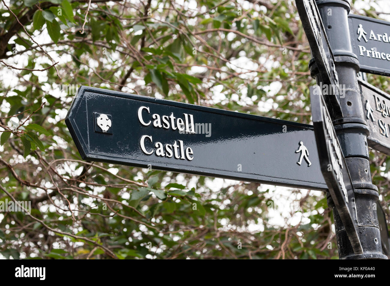 bilingual signpost to castle Stock Photo - Alamy