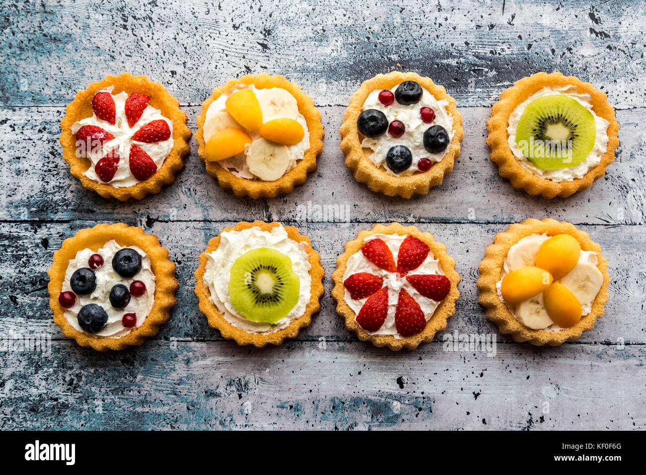 Different size pies hi-res stock photography and images - Alamy