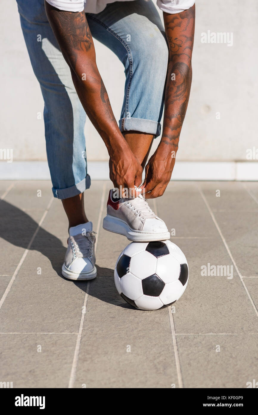 Soccer player tying shoe hi-res stock photography and images - Alamy