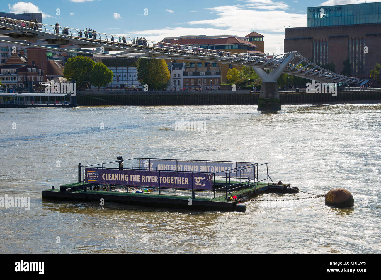 Cleaning the river thames hi-res stock photography and images - Alamy
