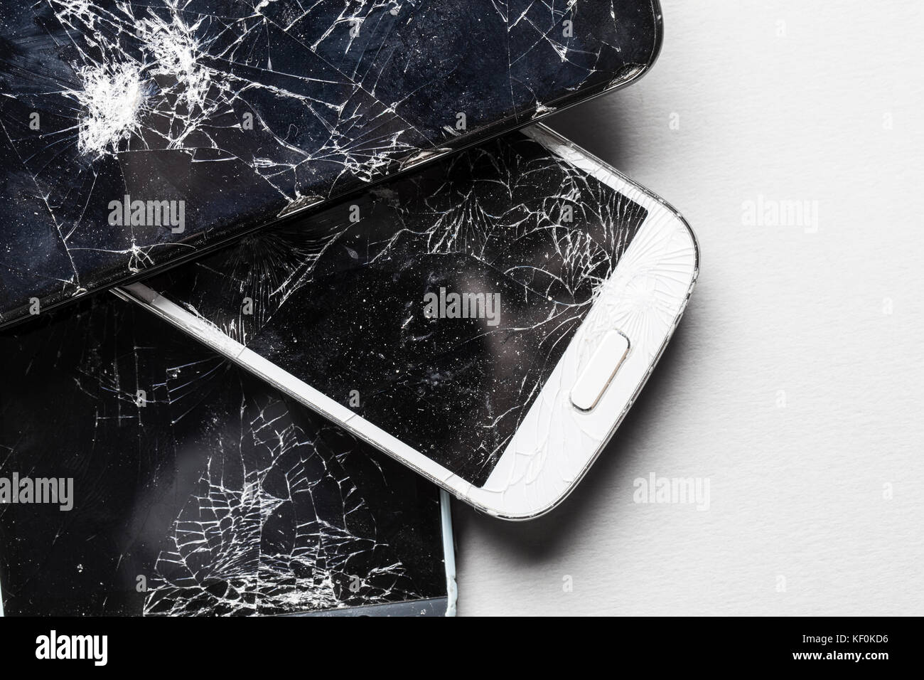 Smashed shattered broken screen of a mobile smartphone Stock Photo - Alamy