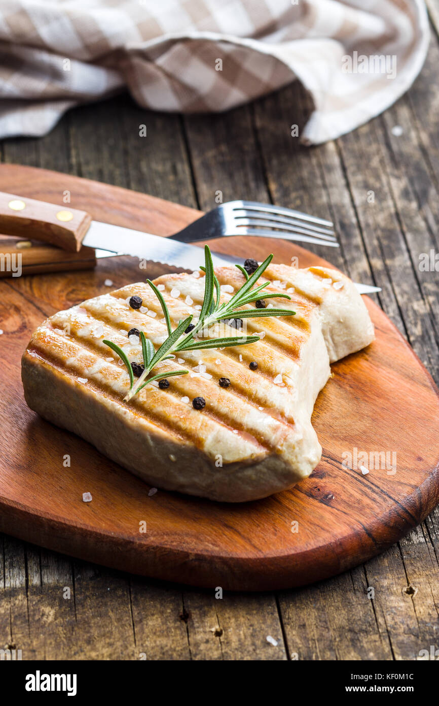 Cutting fried fish knife fork hi-res stock photography and images - Alamy