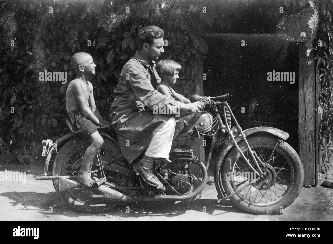 1900s motorcycle hi-res stock photography and images - Alamy