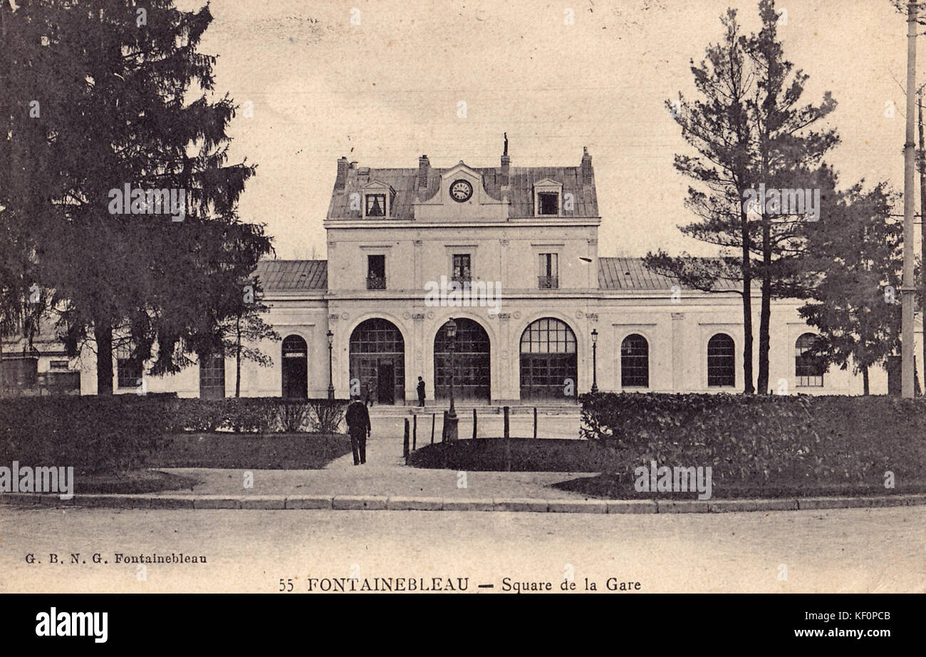 GBNG 55 FONTAINEBLEAU Square de la Gare Stock Photo - Alamy