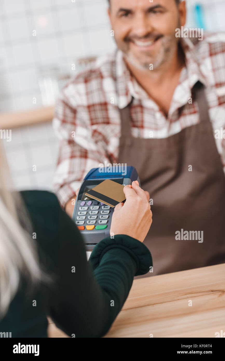 woman paying with pos terminal at cafe Stock Photo - Alamy