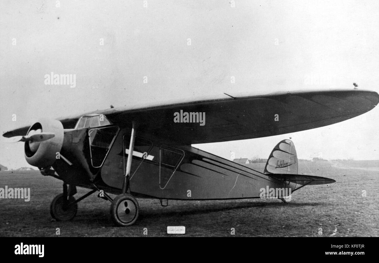 Single engine passenger aircraft Black and White Stock Photos & Images ...