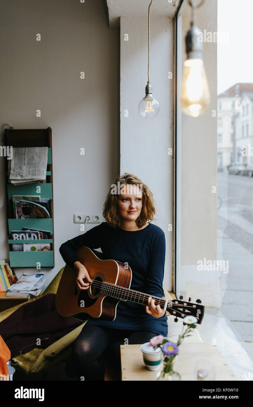 Blonde female singer hi-res stock photography and images - Alamy