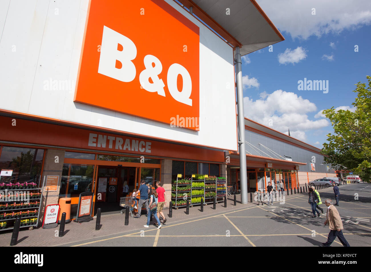 B&q store car park hi-res stock photography and images - Alamy