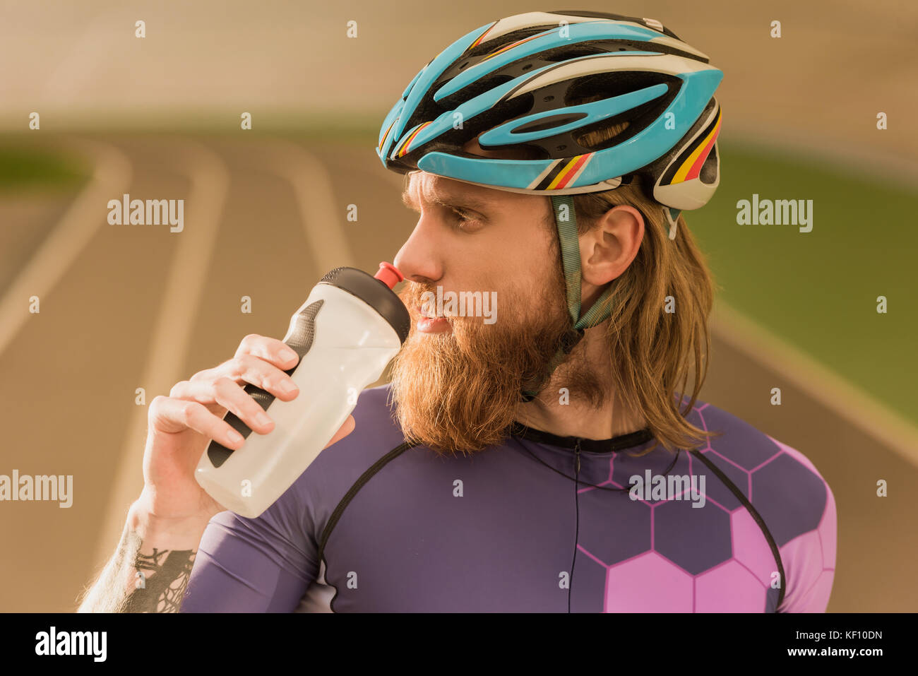 Sportive cycling drinking hi-res stock photography and images - Alamy