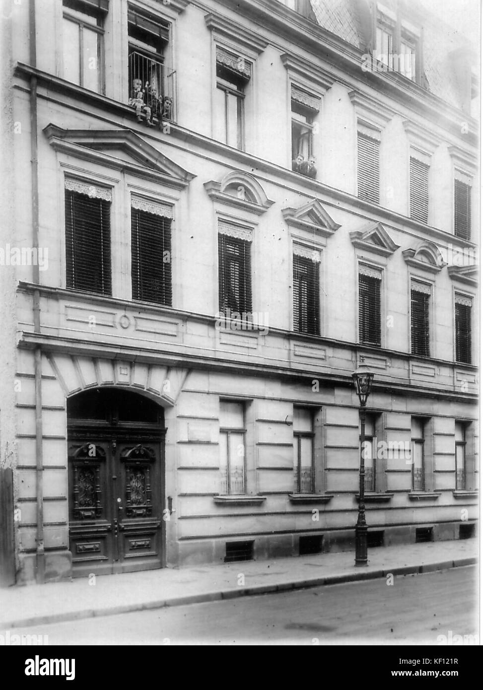 This historical image from 1928 depicts Lange Strasse 71 in Fuerth ...