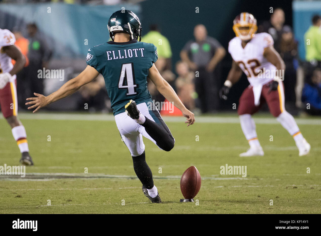 October 23, 2017: Philadelphia Eagles kicker Jake Elliott (4) kicks the ...