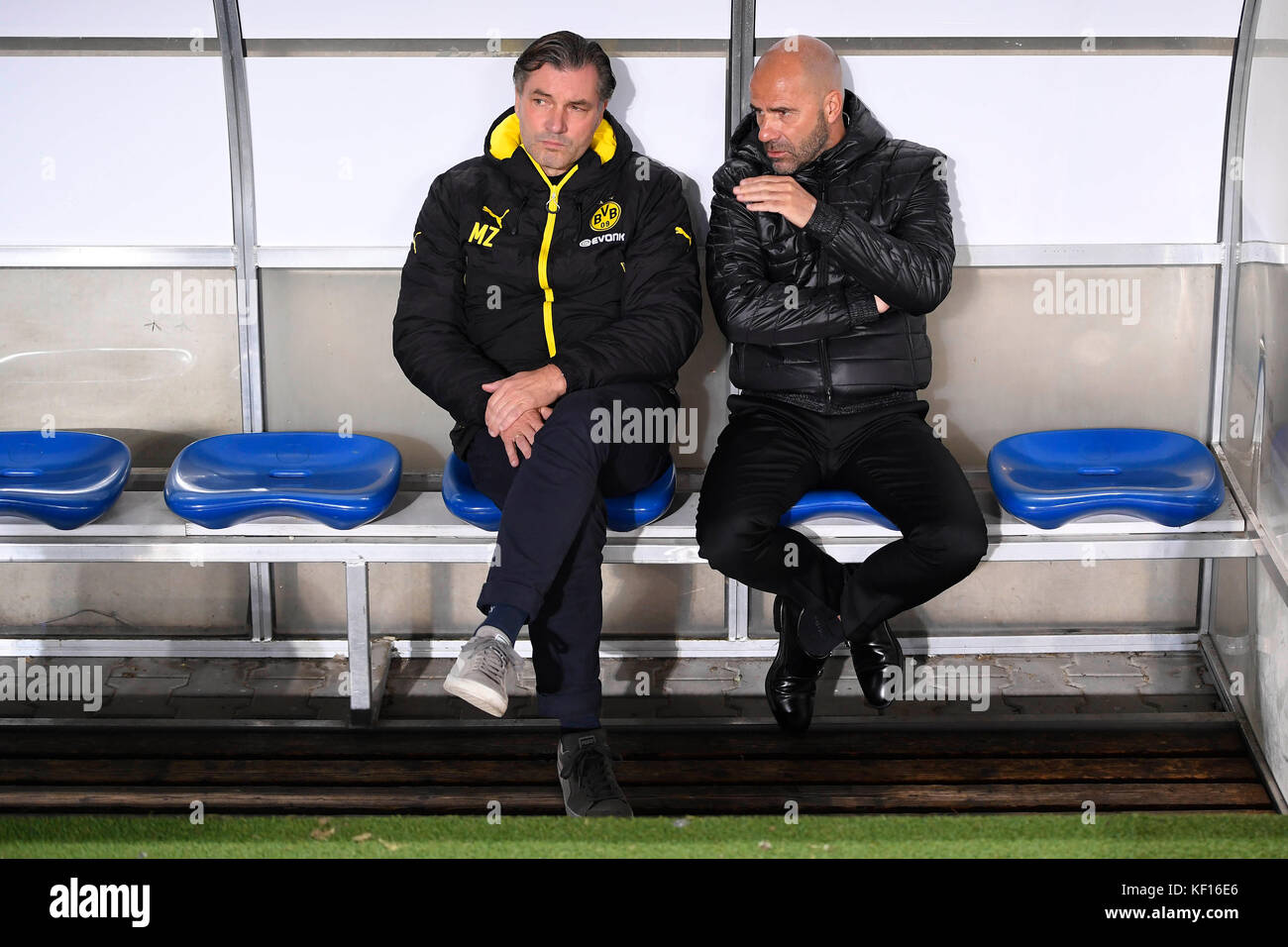 Magdeburg, Deutschland. 24th Oct, 2017. Trainer Peter Bosz (BVB, r.) im ...