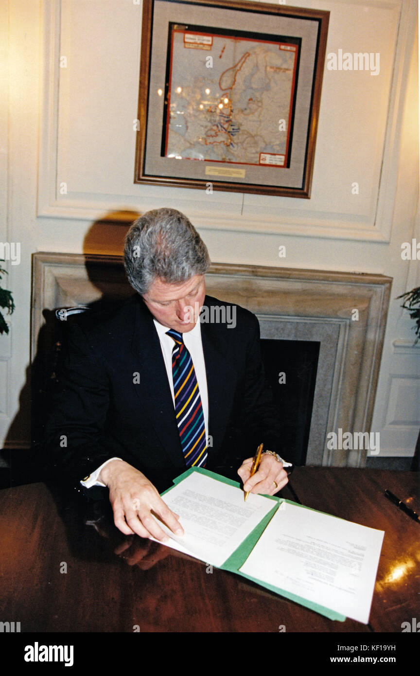 United States President Bill Clinton signs federal disaster ...