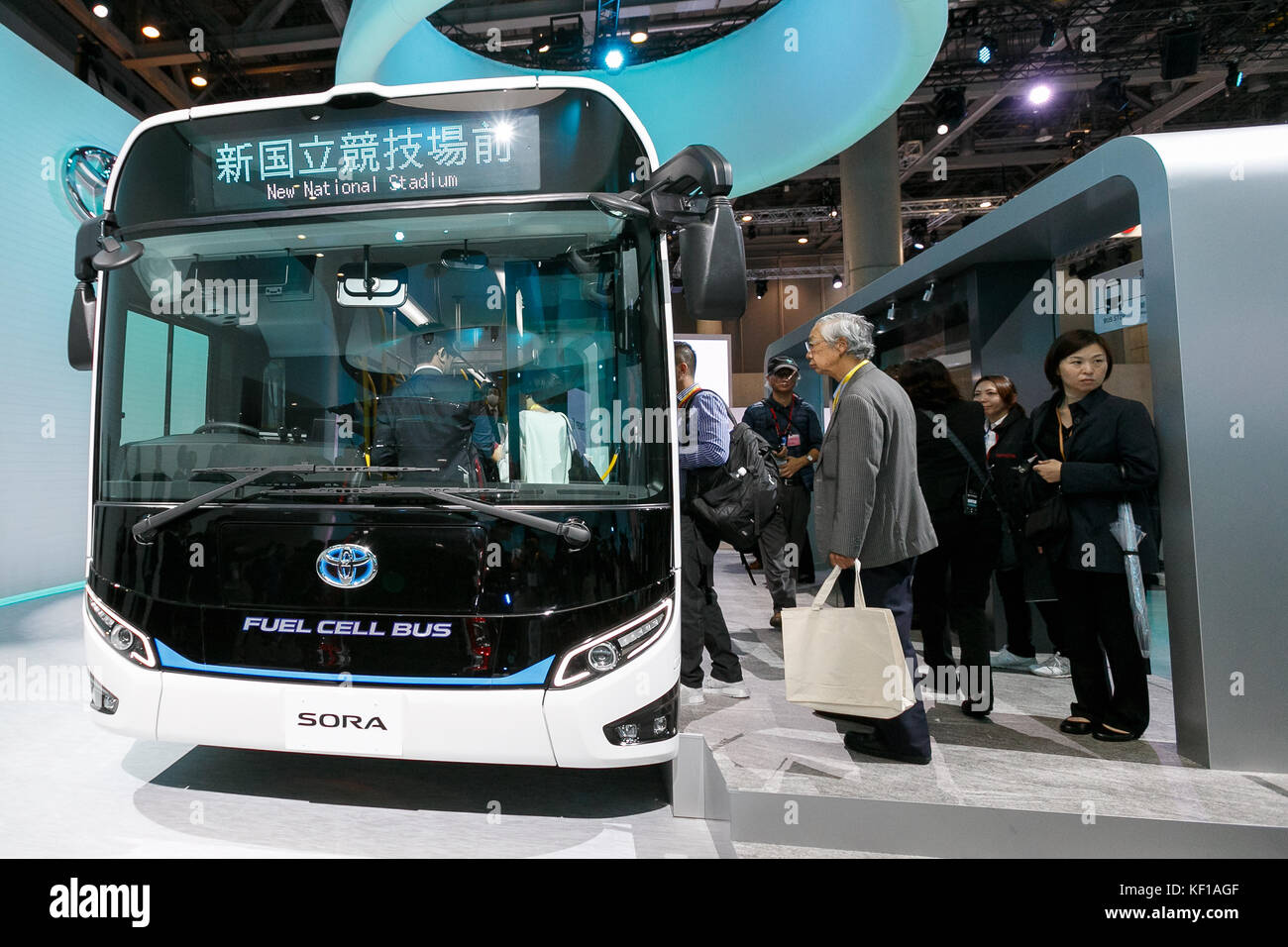 Tokyo, Japan. 25th Oct, 2017. Visitors look at the Toyota Fuel Cell Bus ...