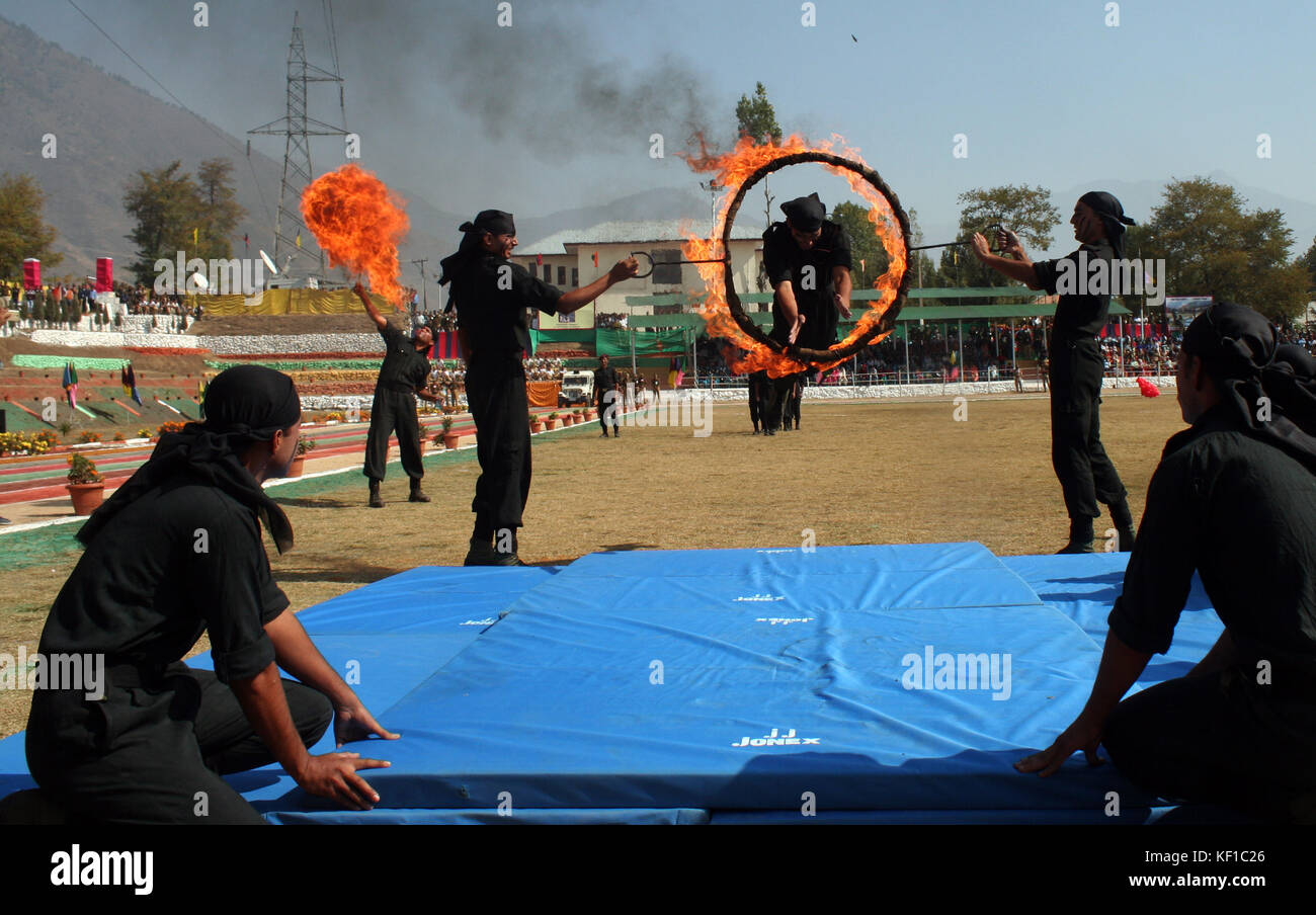 Srinagar, Kashmir. 25th Oct, 2017. Indian commandos from the Jammu and ...