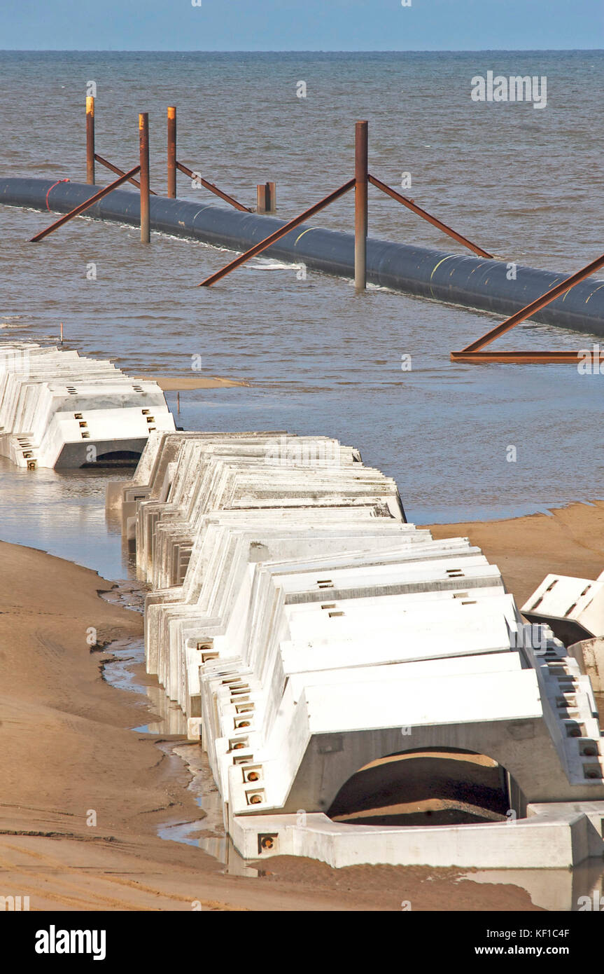 Blackpool, UK. 25th Oct, 2017. The 20,000 tonne outfall pipe brought ...