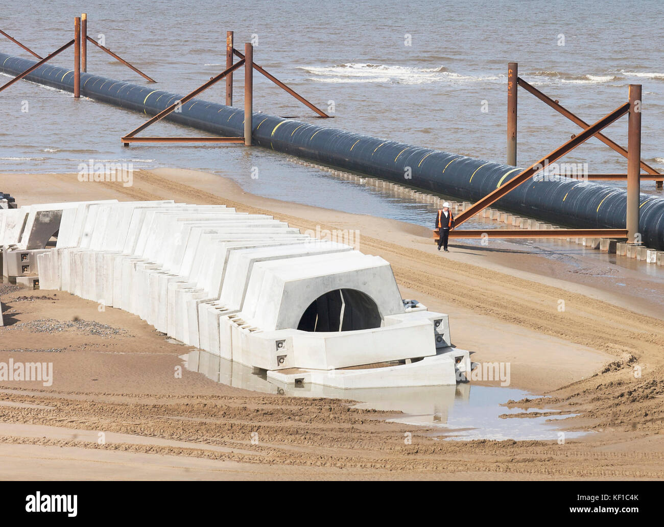 Blackpool, UK. 25th Oct, 2017. The 20,000 tonne outfall pipe brought ...