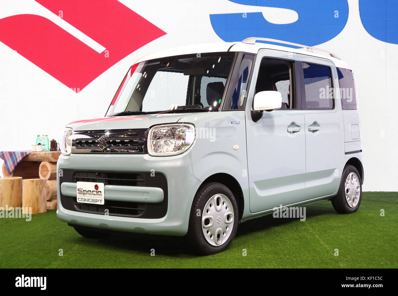 Tokyo, Japan. 25th Oct, 2017. Japanese automaker Suzuki Motor displays ...