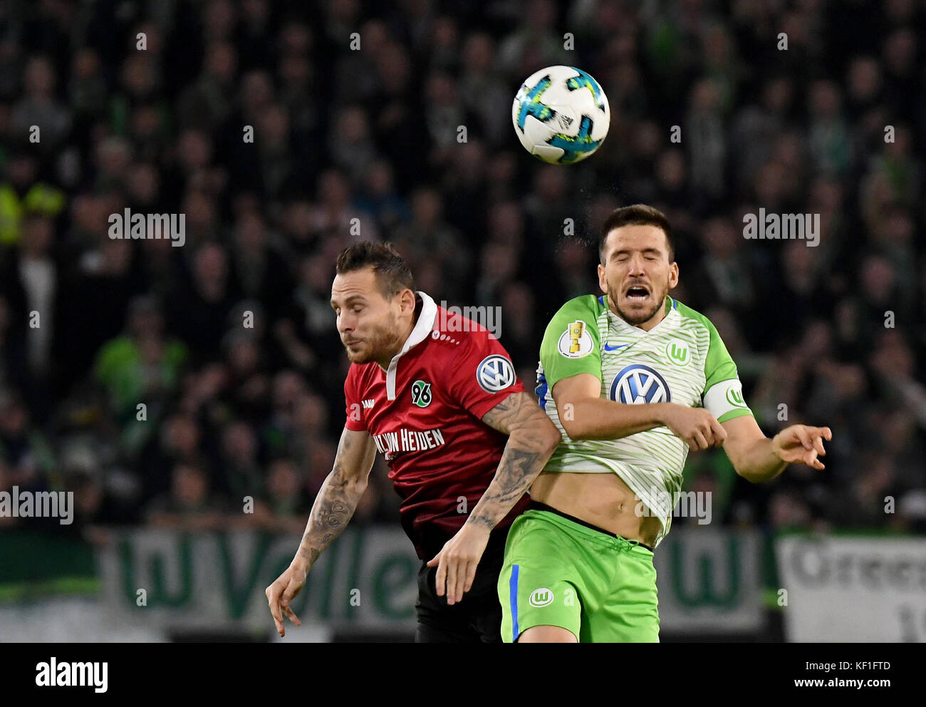 Wolfsburg's Ignacio Camacho (R) and Hannover's Marvin Bakalorz vying ...