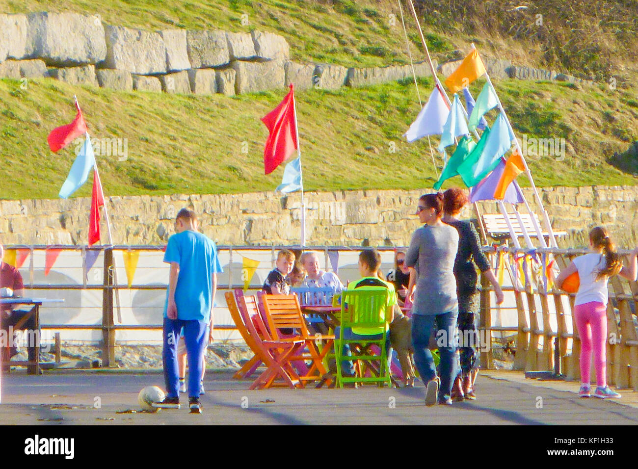 Portland, UK. 25th October 2017 - A welcome dry and sunny day on Chesil ...
