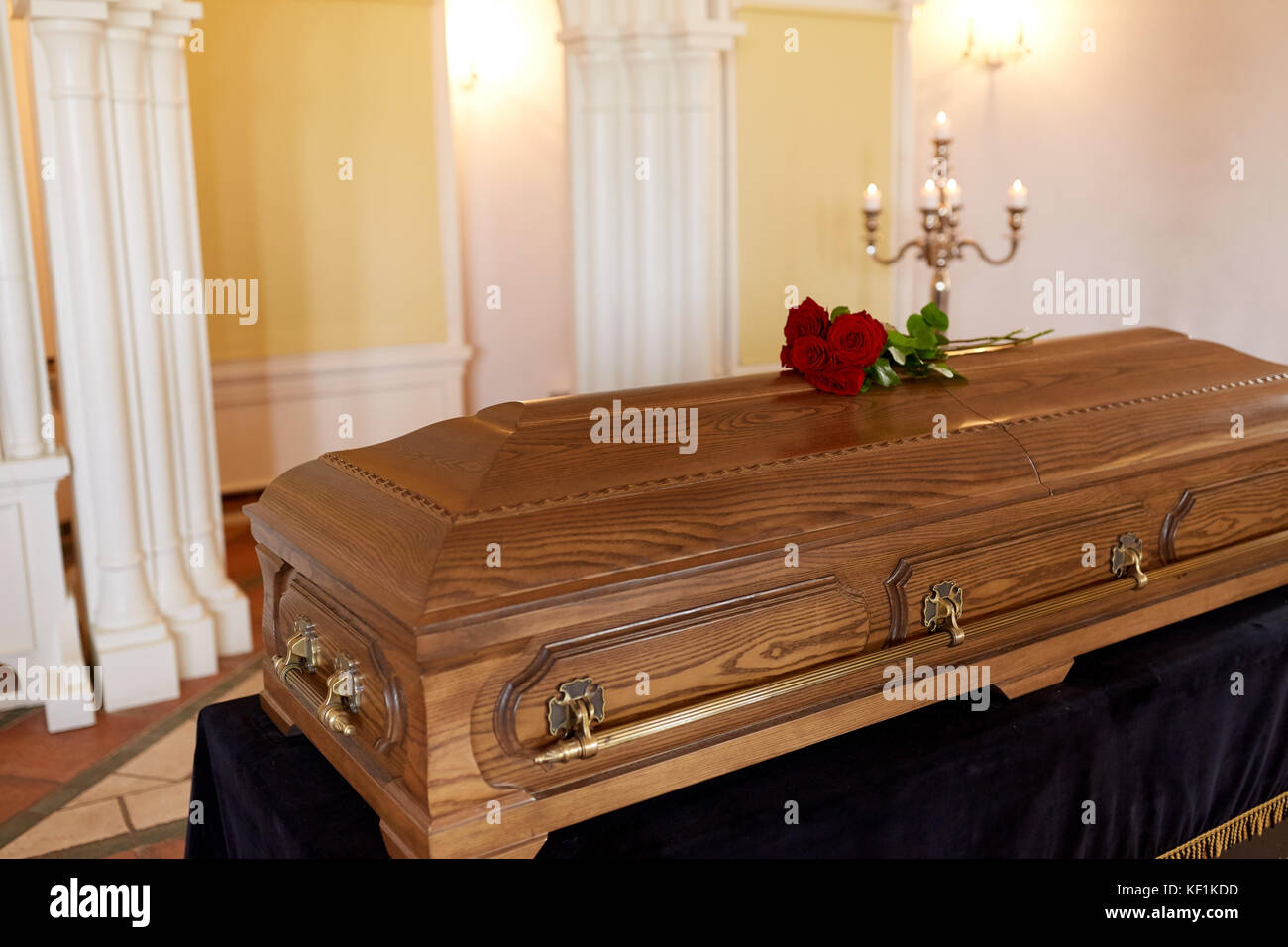Flowers rose coffin hi-res stock photography and images - Alamy