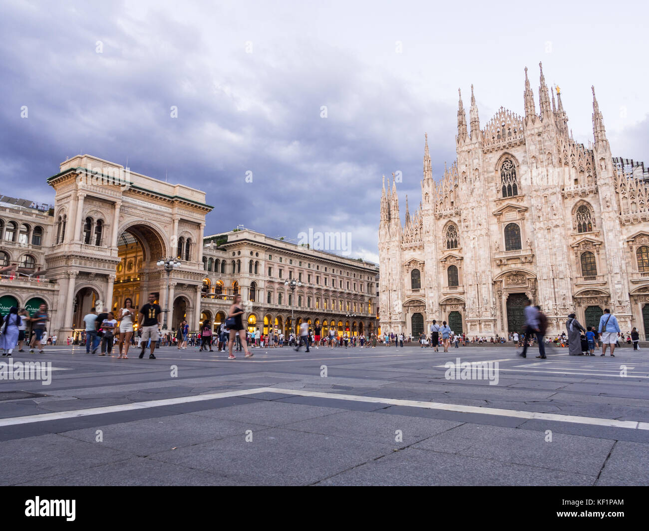 Doumo di milano hi-res stock photography and images - Alamy