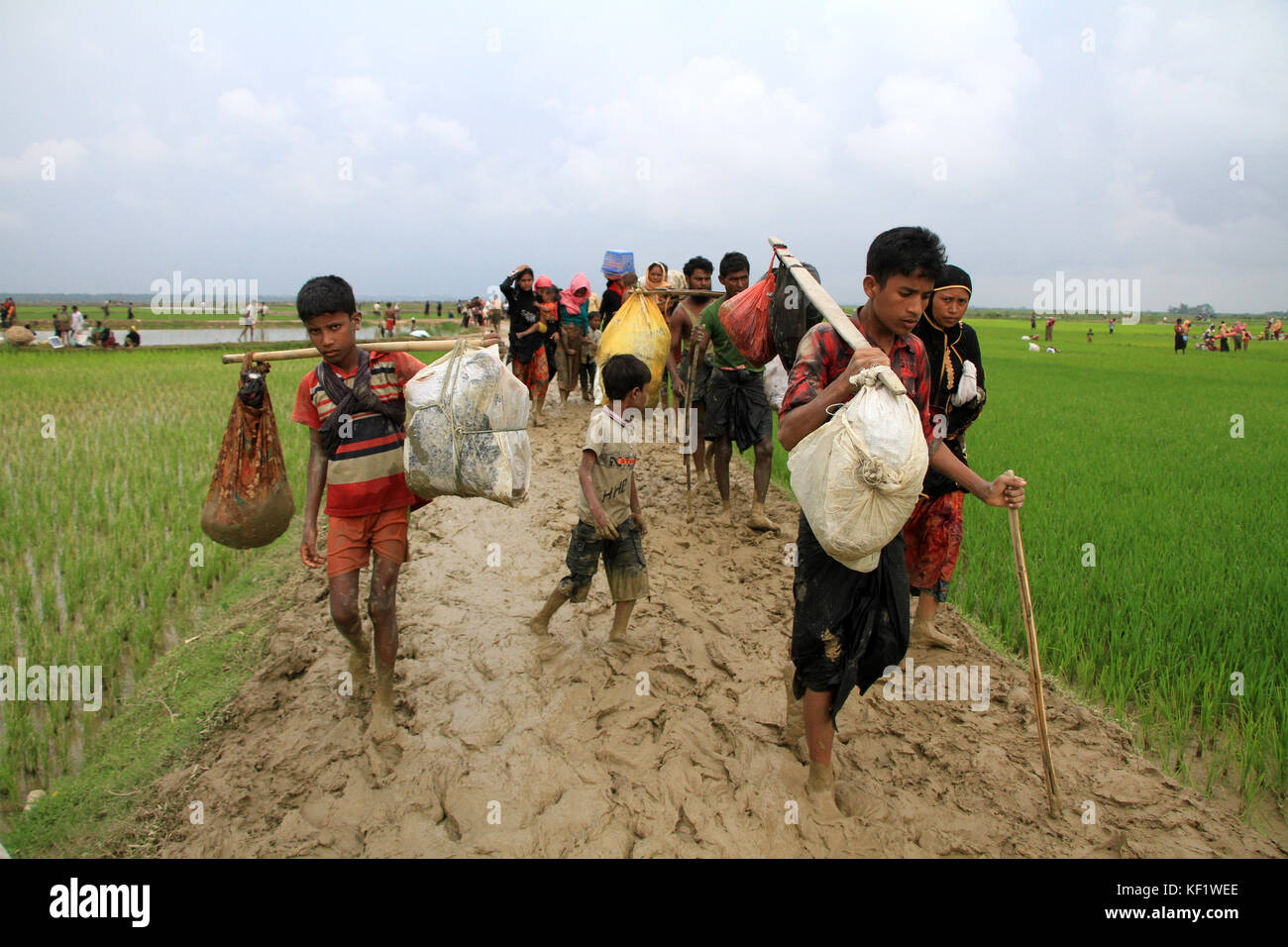 Bangladesh: Rohingya refugees fleeing military operation in Myanmar’s ...