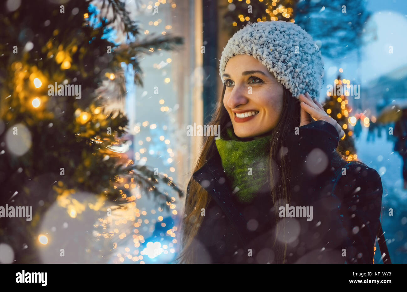 Woman looking in shop window on Christmas Stock Photo - Alamy