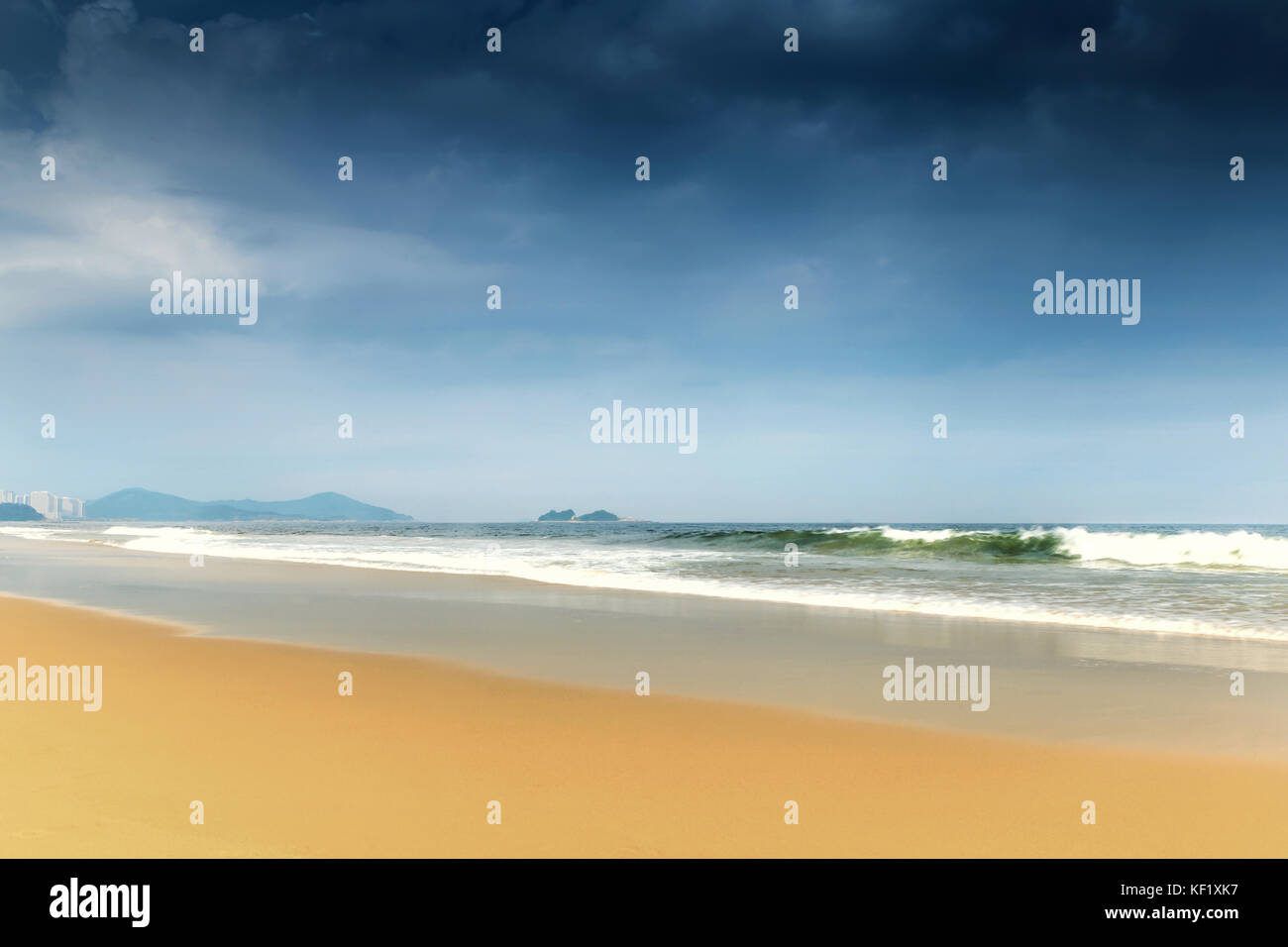 Summer sky marine tourist beach hi-res stock photography and images - Alamy