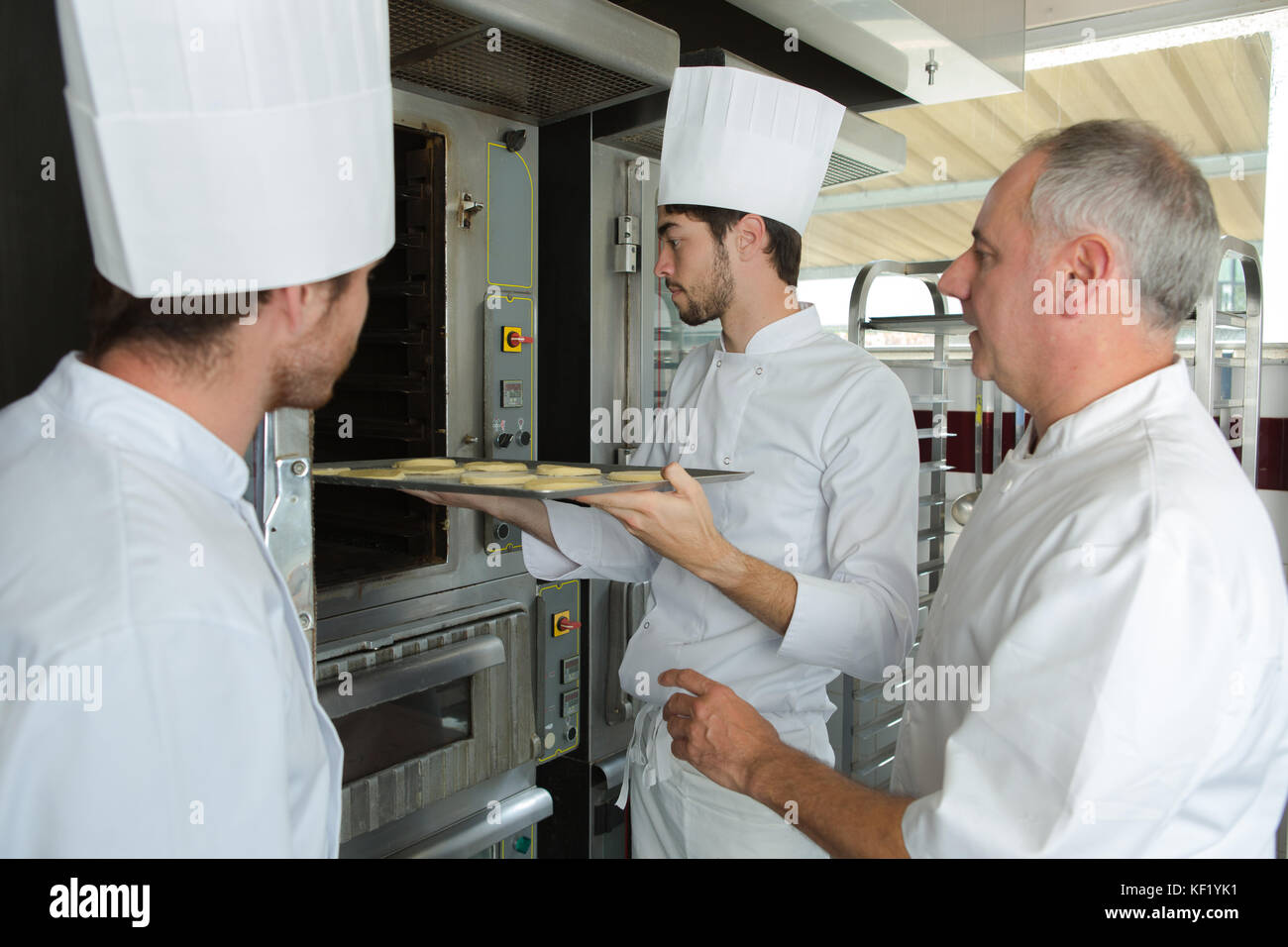 Squeezing frosting bag hi-res stock photography and images - Alamy