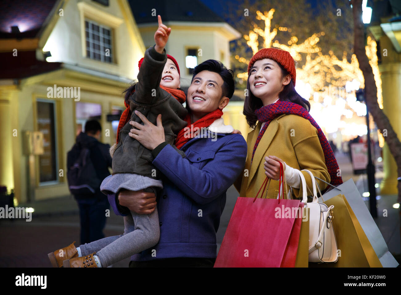 Happy family holiday shopping Stock Photo - Alamy
