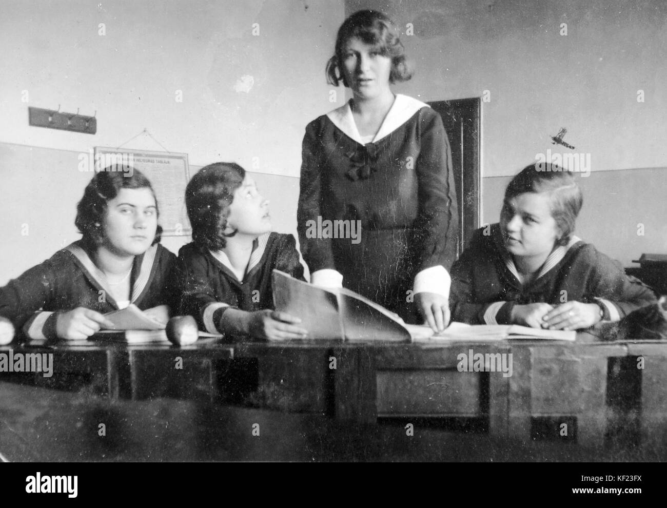 Schoolgirls vintage hi-res stock photography and images - Alamy