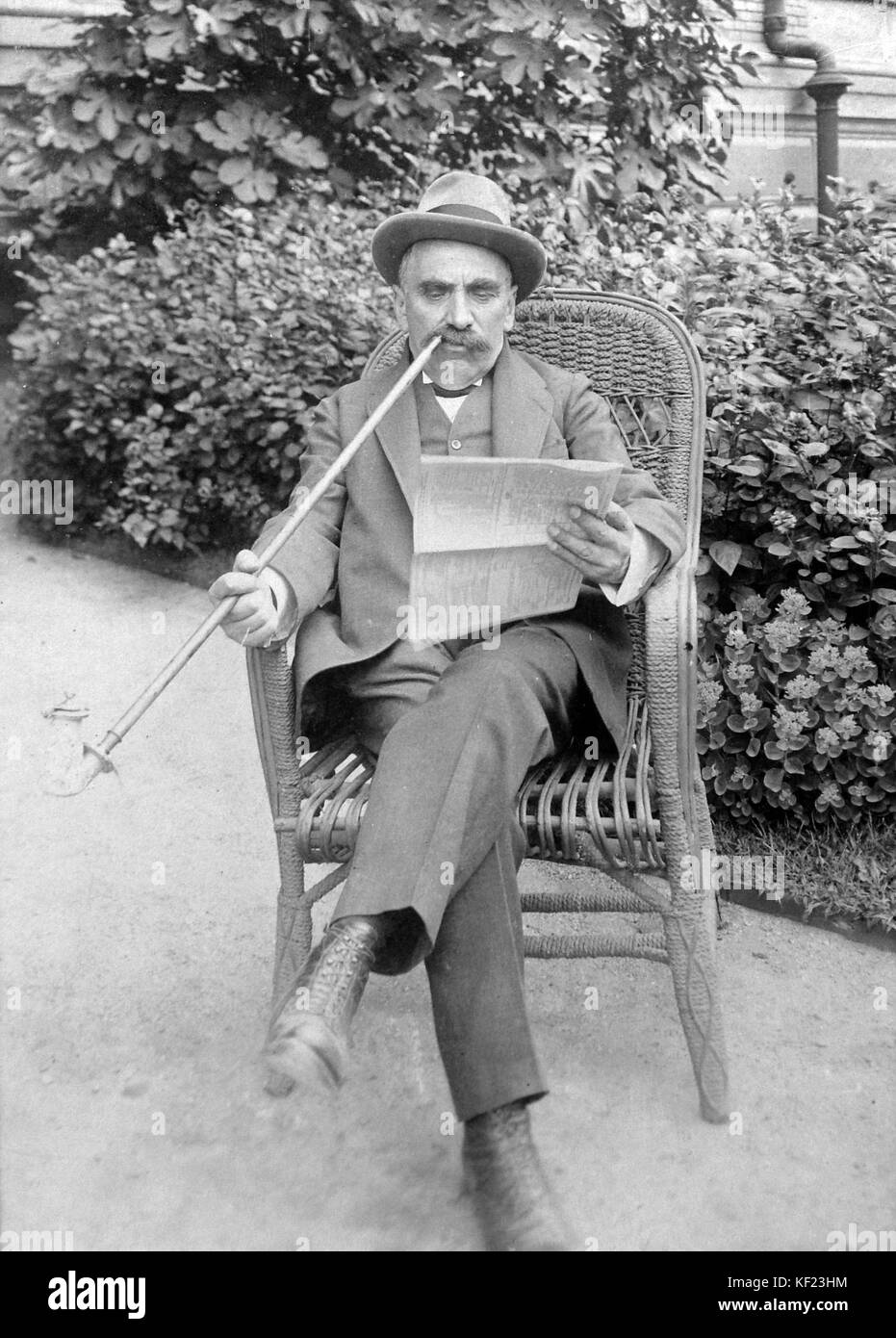 Image reading man in Black and White Stock Photos & Images - Alamy