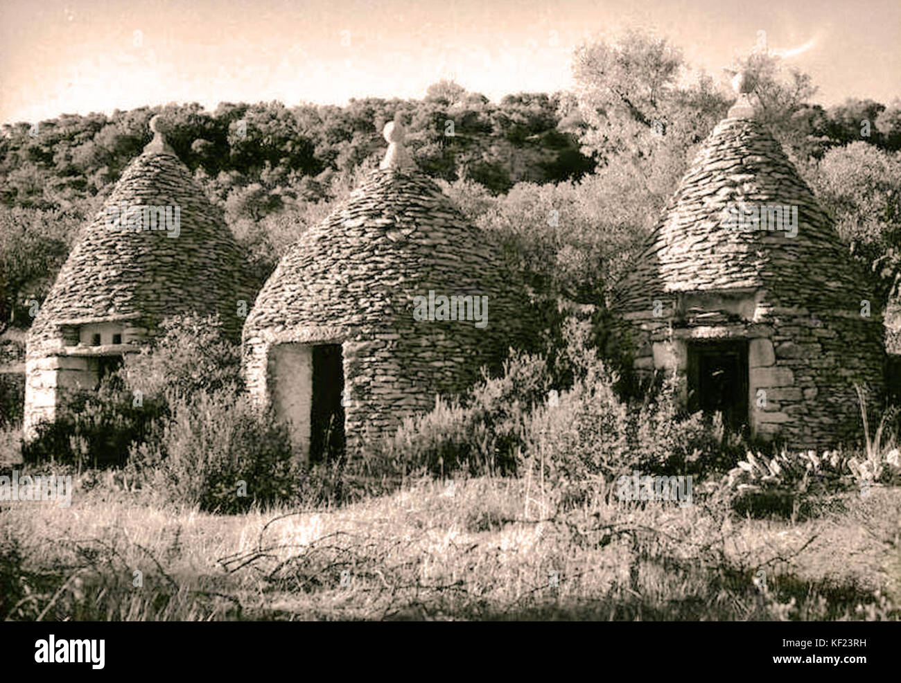 Gordes les bories dites Les Trois Soldats Stock Photo - Alamy