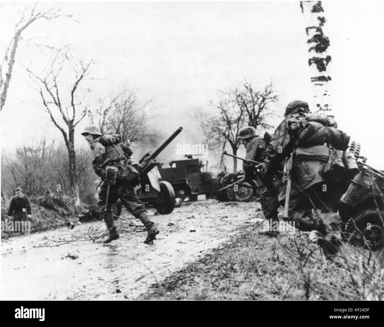 Troops advancing hi-res stock photography and images - Alamy