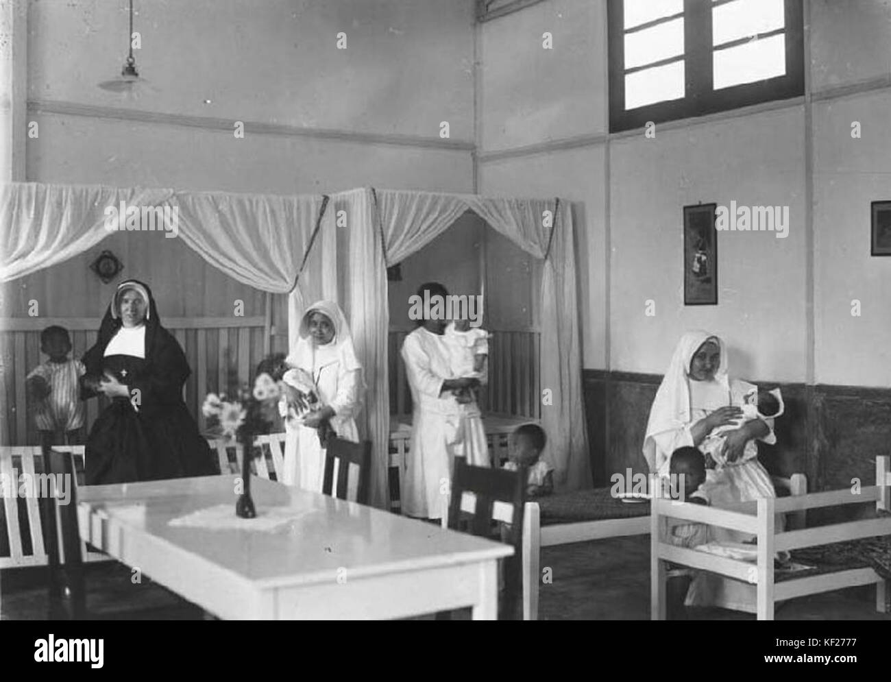 Nuns and children in a hospital of the Roman Catholic mission Collectie ...