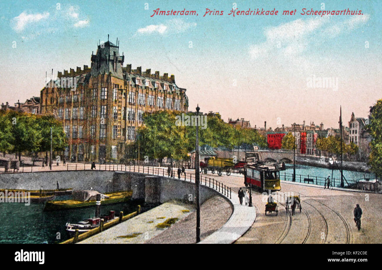 Prins Hendrikkade met Scheepvaarthuis Stock Photo - Alamy